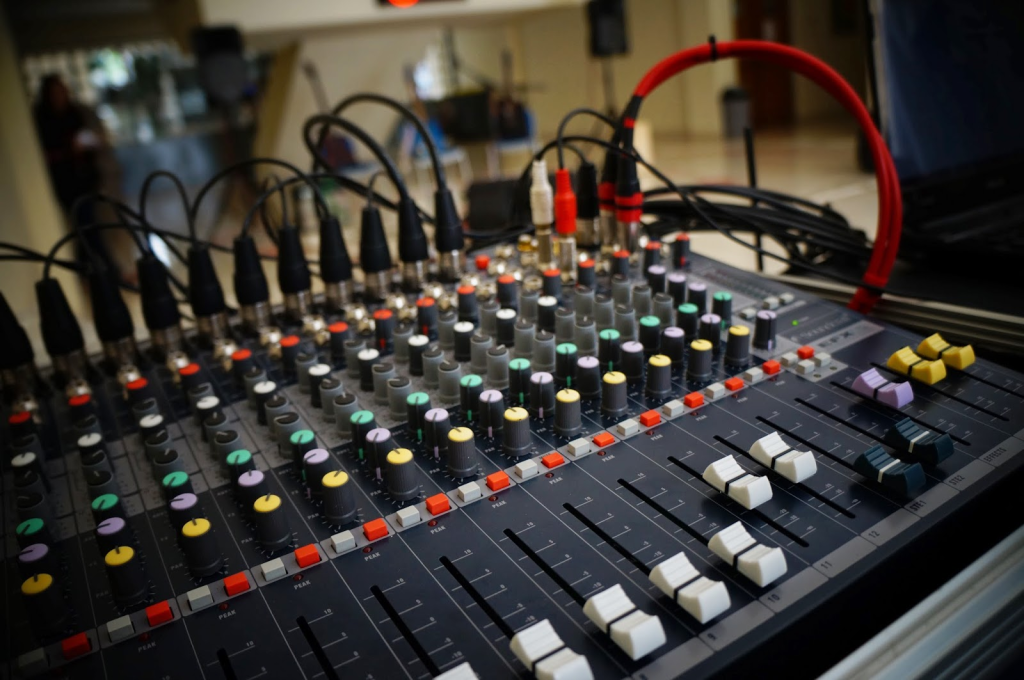 Pentingnya Sound System yang Profesional dalam Event Konser - Bengkel ...